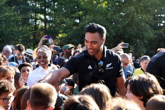 New Zealand present Lyon with Maori bench | Rugby World Cup