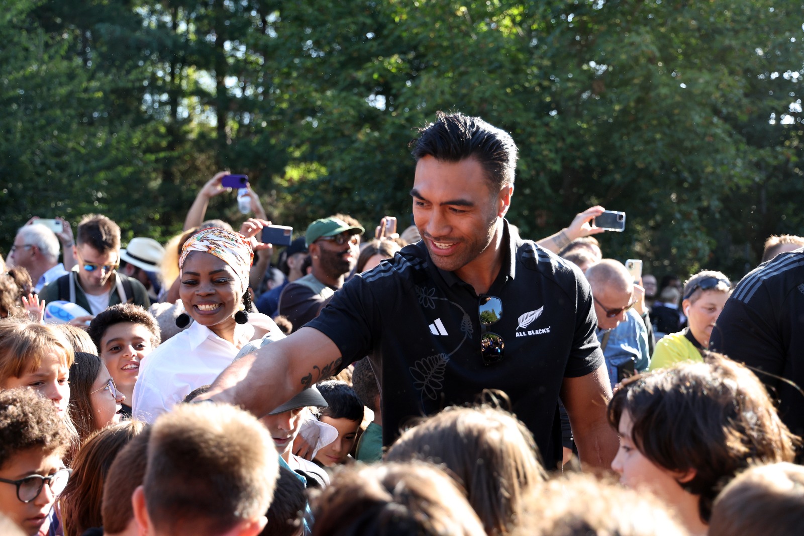 New Zealand present Lyon with Maori bench